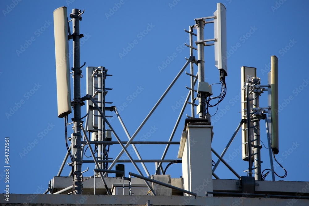Foto de Antennes de téléphonie sur un toit d'immeuble do Stock | Adobe ...