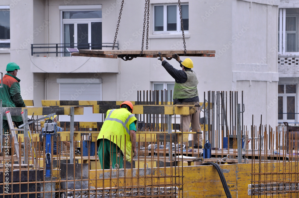 Ouvriers sur chantier en action au sommet de la construction foto de ...