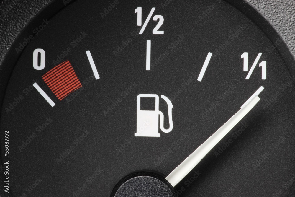 analoge Tankanzeige eines Autos - voll Stock-Foto | Adobe Stock