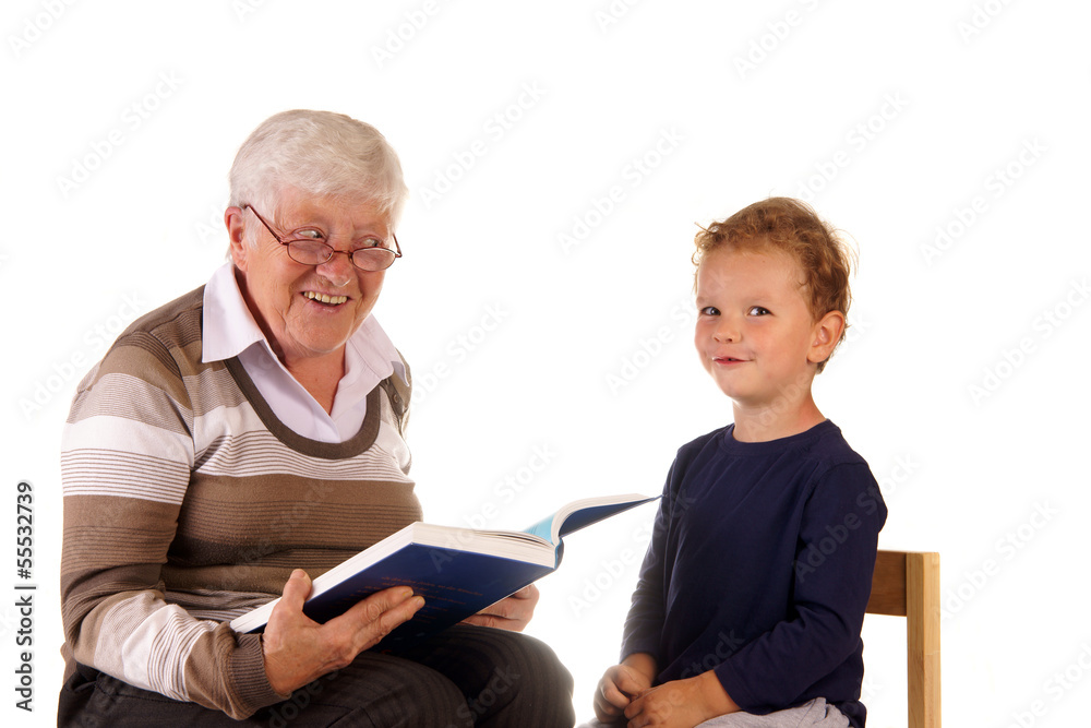 Uroma Oma liest Enkel Urenkel ein Buch Photos | Adobe Stock Uroma Oma liest Enkel Urenkel ein Buch Photos | Adobe Stock