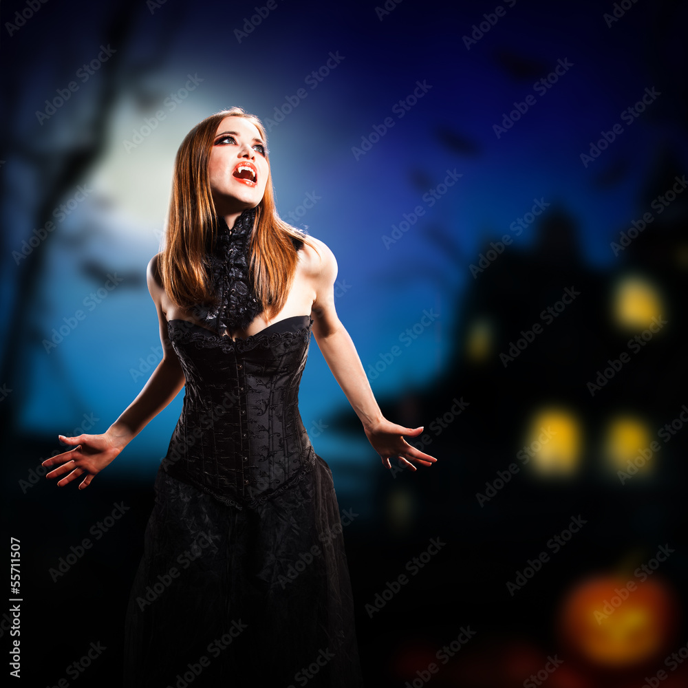 Vampirin vor Halloweenhaus Stock-Foto | Adobe Stock