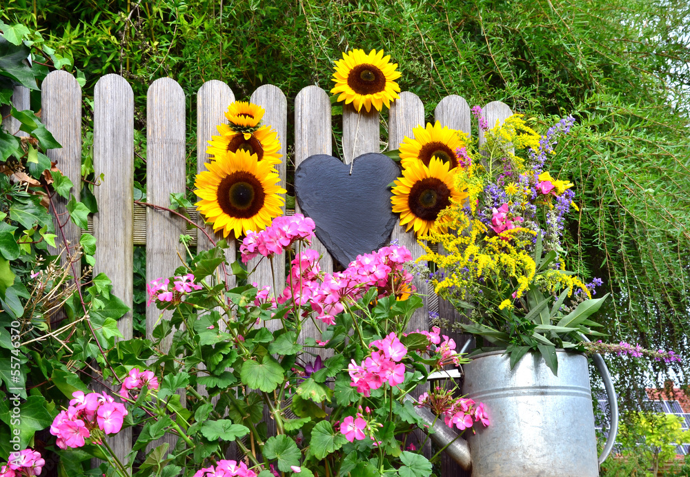 Schild am Gartenzaun mit Blumen und Gießkanne Stock Photo | Adobe Stock