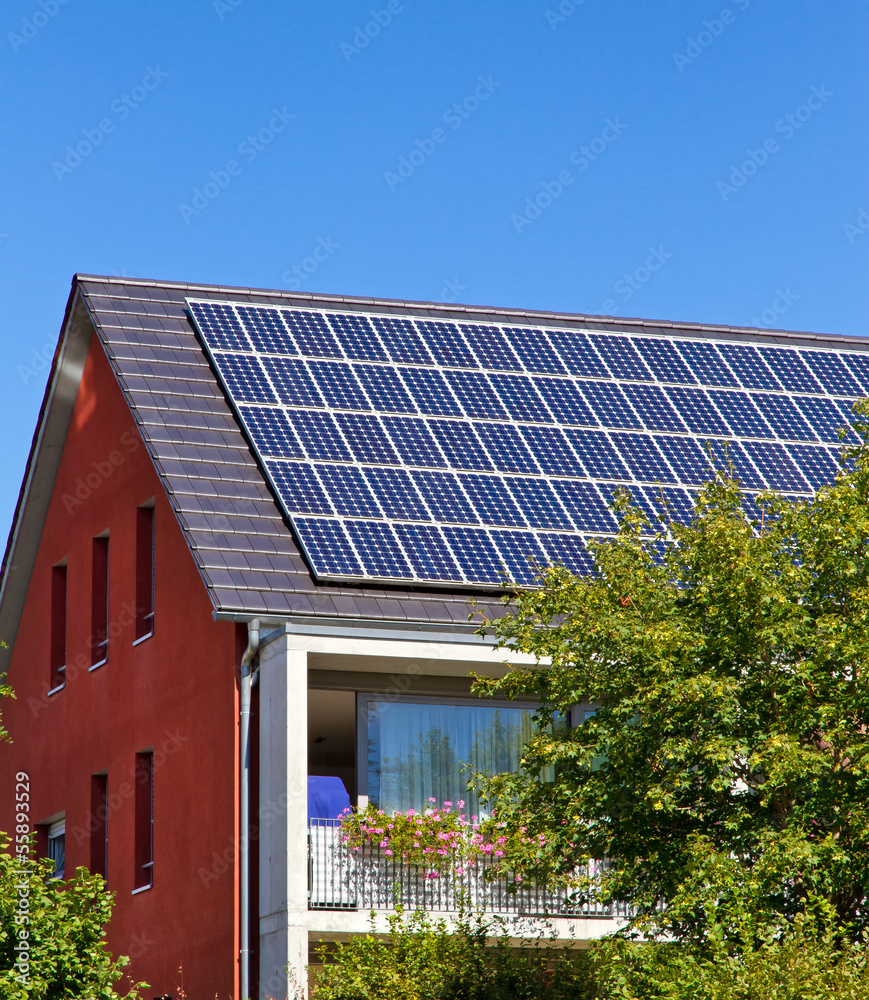 Modernes Haus mit Solarzellen Stock-Foto | Adobe Stock