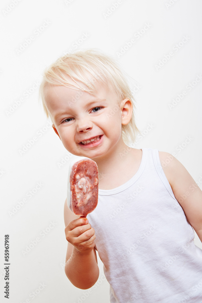 Lachendes Kind mit Eis am Stiel Stock Photo | Adobe Stock