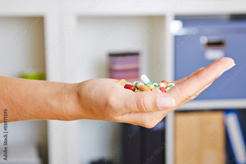 Hand hält Tabletten Stock Photo | Adobe Stock