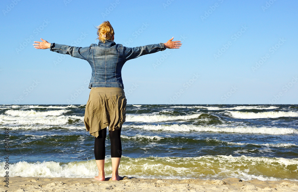 Frau mit Freiheit am Meer Stock-Foto | Adobe Stock