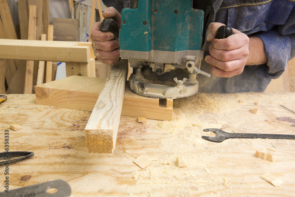 Man using router on plank of wood Stock 写真 | Adobe Stock