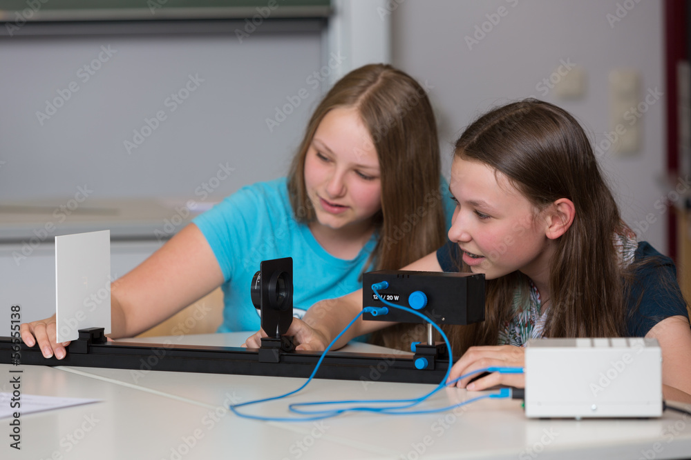 Versuch im Physik-Unterricht Stock-Foto | Adobe Stock