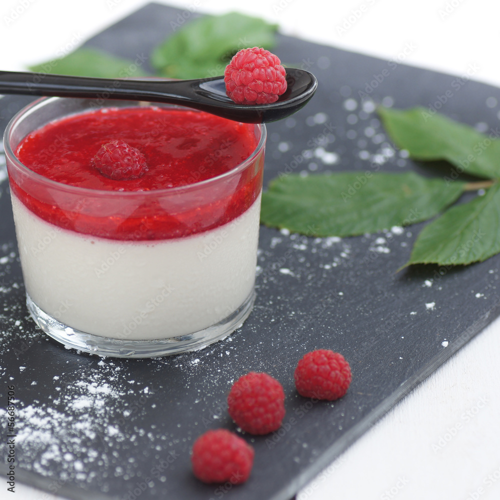 verrine de panna cotta à la framboise 4 Stock Photo | Adobe Stock