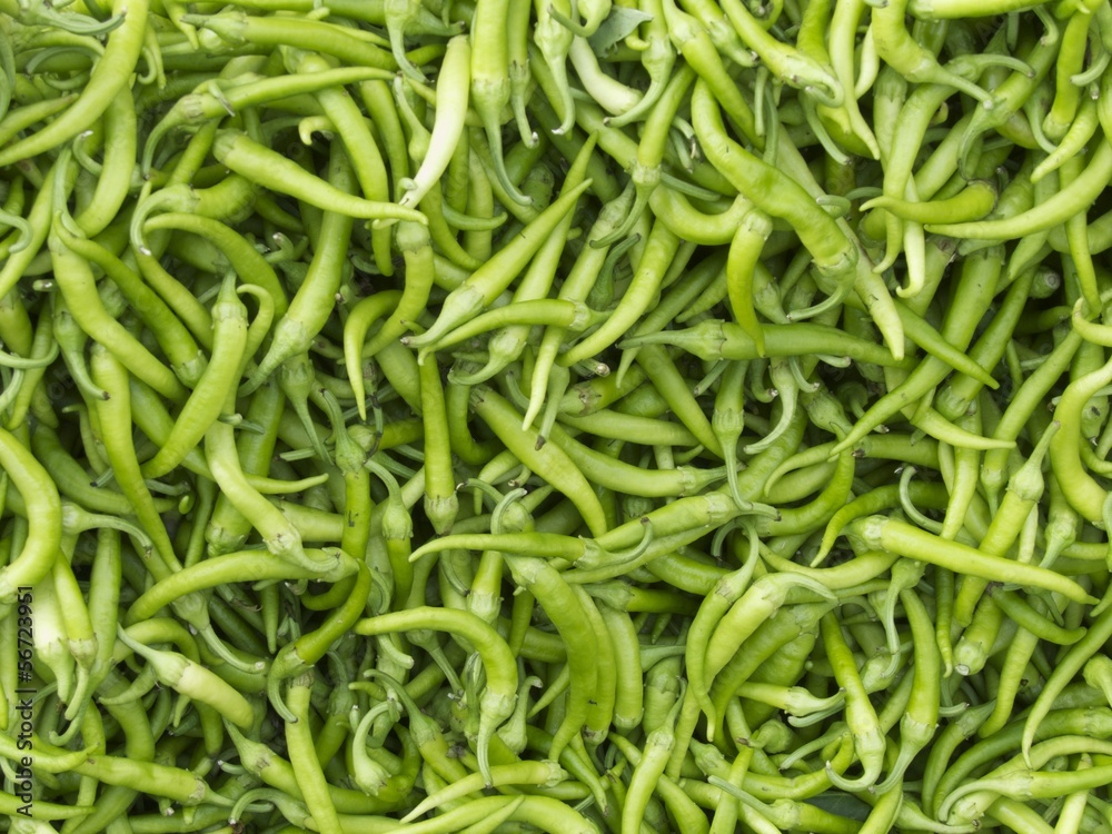 Scharfe grüne Peperoni auf einem Wochenmarkt und Basar im Stadtteil ...