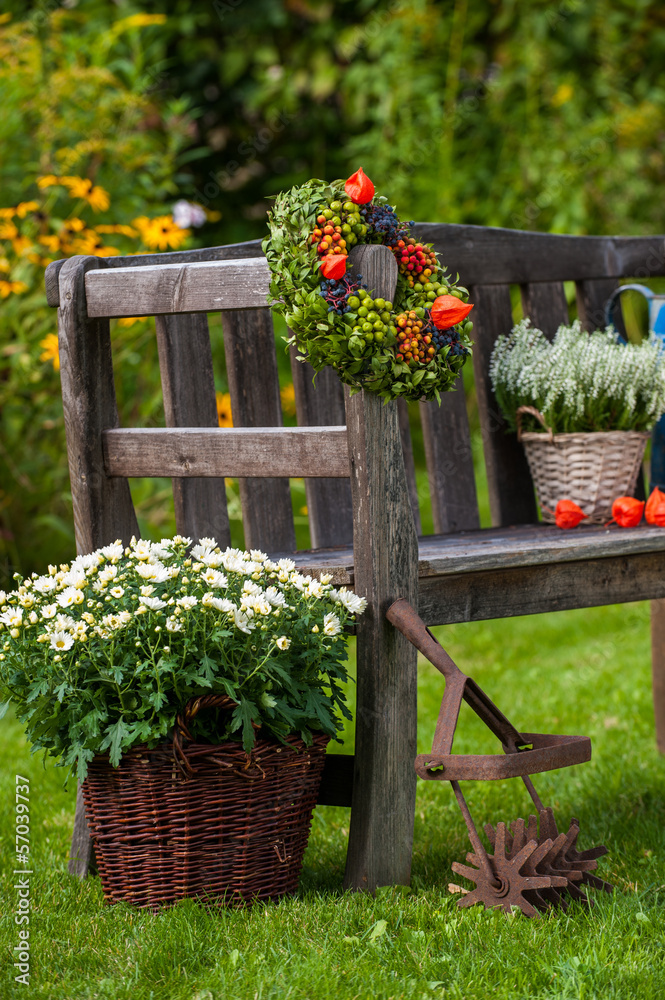 Gartenbank mit Herbstdekoration Stock-Foto | Adobe Stock