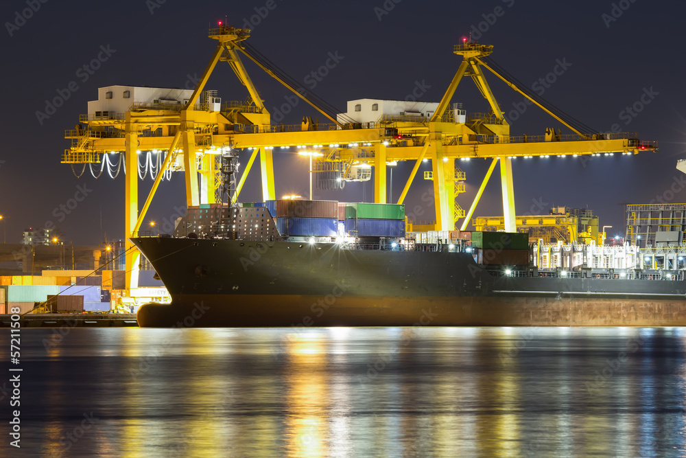 Gantry crane loading and unloading cargo container from cargo ship at ...