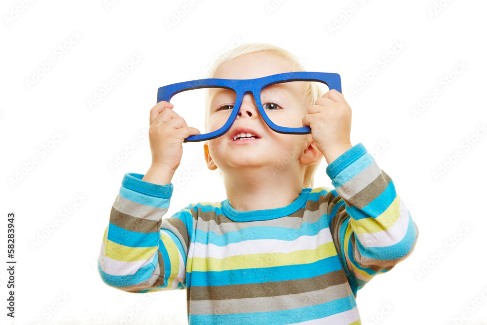 Kind trägt eine übergroße Brille Stock Photo | Adobe Stock