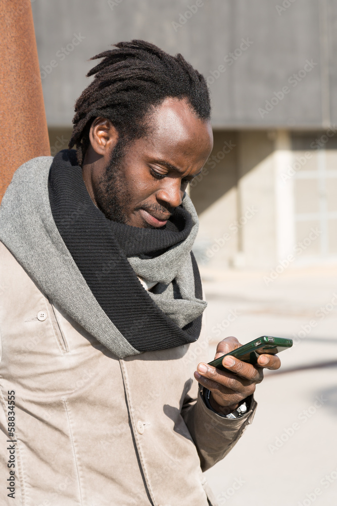 Young man using his phone foto de Stock | Adobe Stock