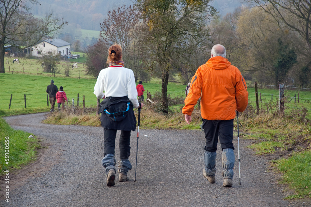 Couple de marcheurs sur les chemins de campagne Photos | Adobe Stock