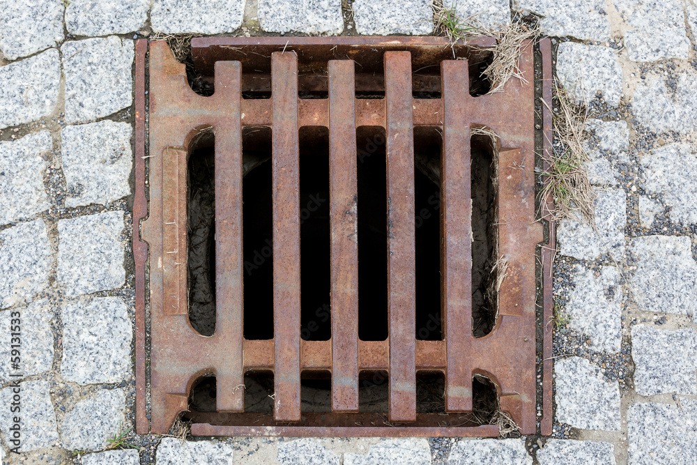 Gullideckel - Abgesenkt im Gehweg Stock-Foto | Adobe Stock