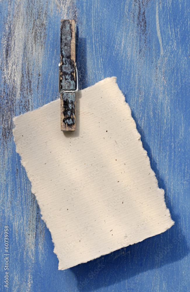 Notizzettel leer auf blauem Hintergrund Stock Photo | Adobe Stock