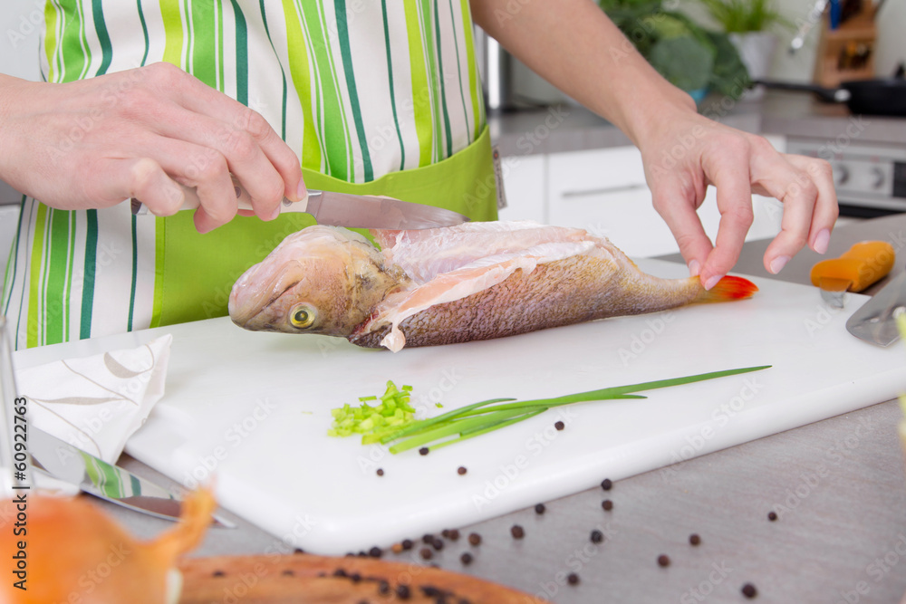 Frischen Fisch filetieren - Frau zerlegt einen Speisefisch Stock Photo ...