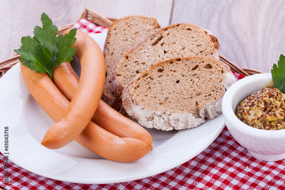 heisse wiener würstchen mit senf und dunklem brot Stock Photo | Adobe Stock
