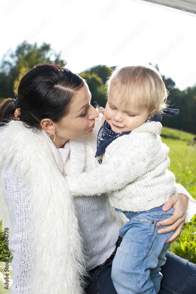 Glückliche Mutter mit ihrem kleinen Sohn in der Natur Stock-Foto ...