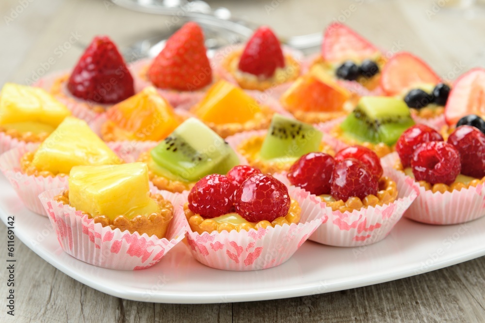 Pasticcini mignon alla frutta con crema pasticcera Stock Photo | Adobe ...