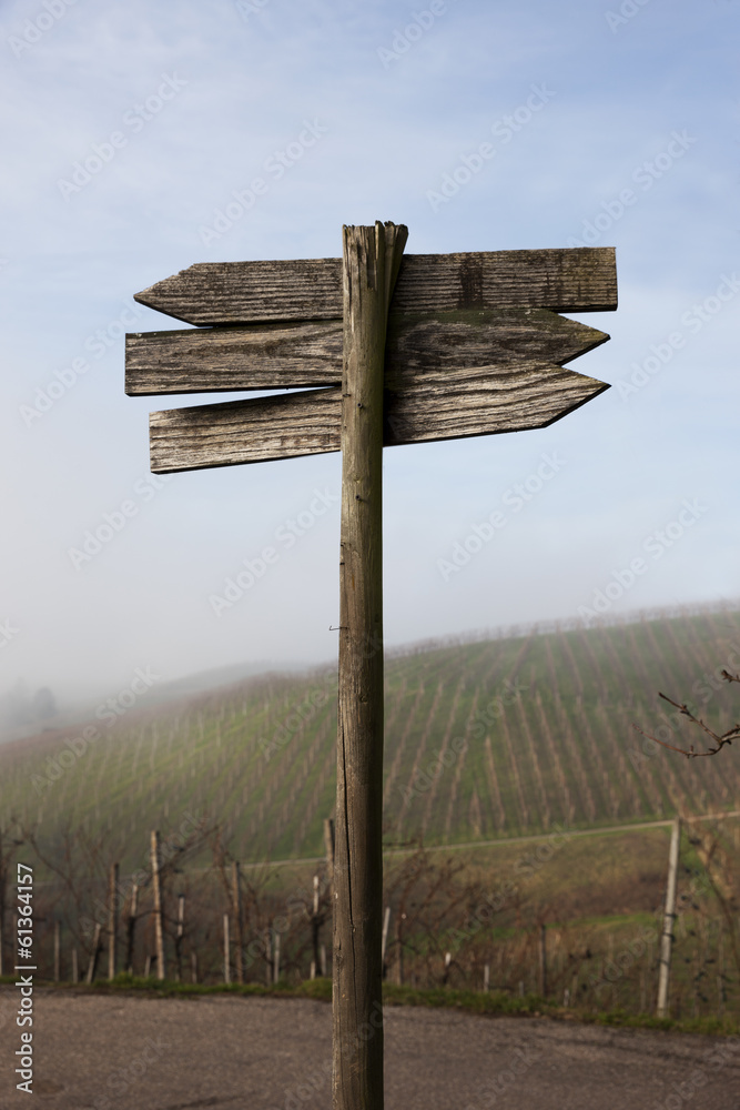 Alter Wegweiser aus Holz Stock-Foto | Adobe Stock