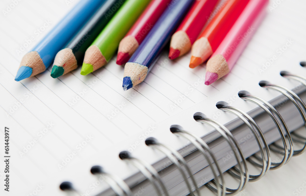 carnet de notes et crayons de couleurs Stock Photo | Adobe Stock