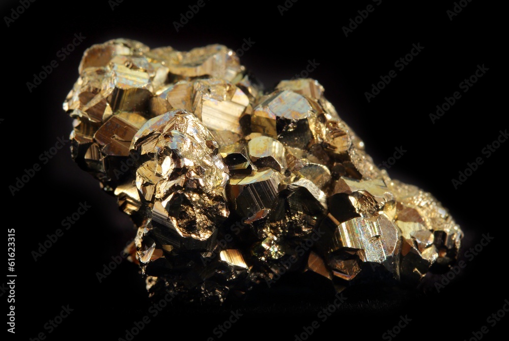 Pyrit / Katzengold vor schwarzem HG Stock-Foto | Adobe Stock