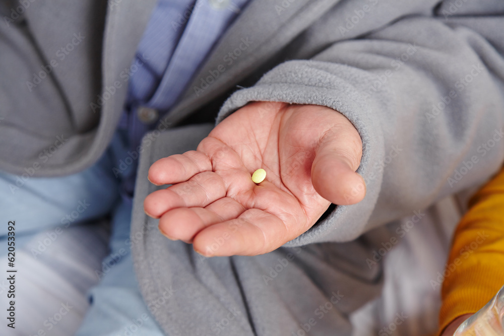 Tablette auf Hand eines Senioren Stock Photo | Adobe Stock