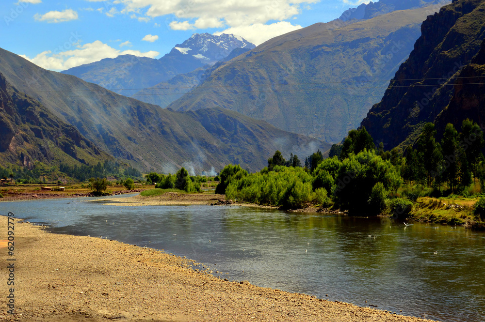 El río Urubamba en el valle Sagrado de los Incas. Perú Stock Photo ...