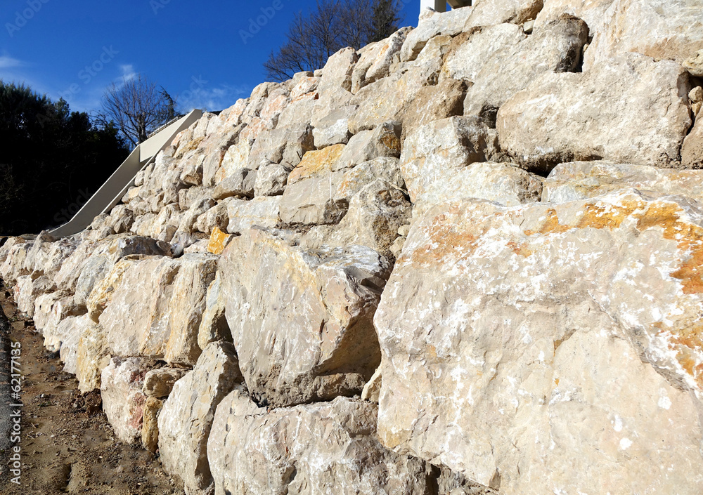 mur de soutènement en rochers de calcaire sur deux niveaux Stock Photo ...