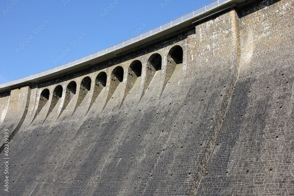 Foto de Staumauer der Aggertalsperre bei Gummersbach im Bergischen Land ...