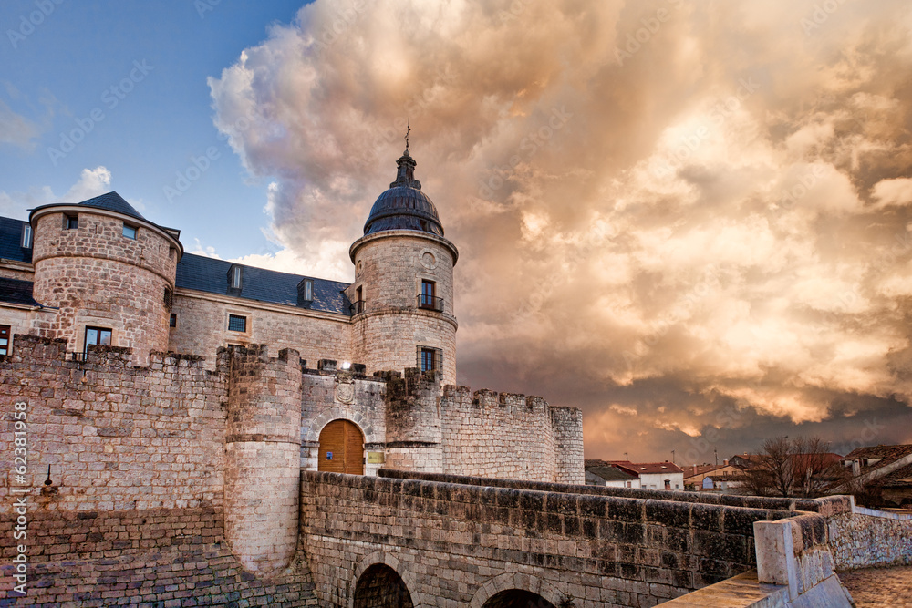 Storm over the castle foto de Stock | Adobe Stock