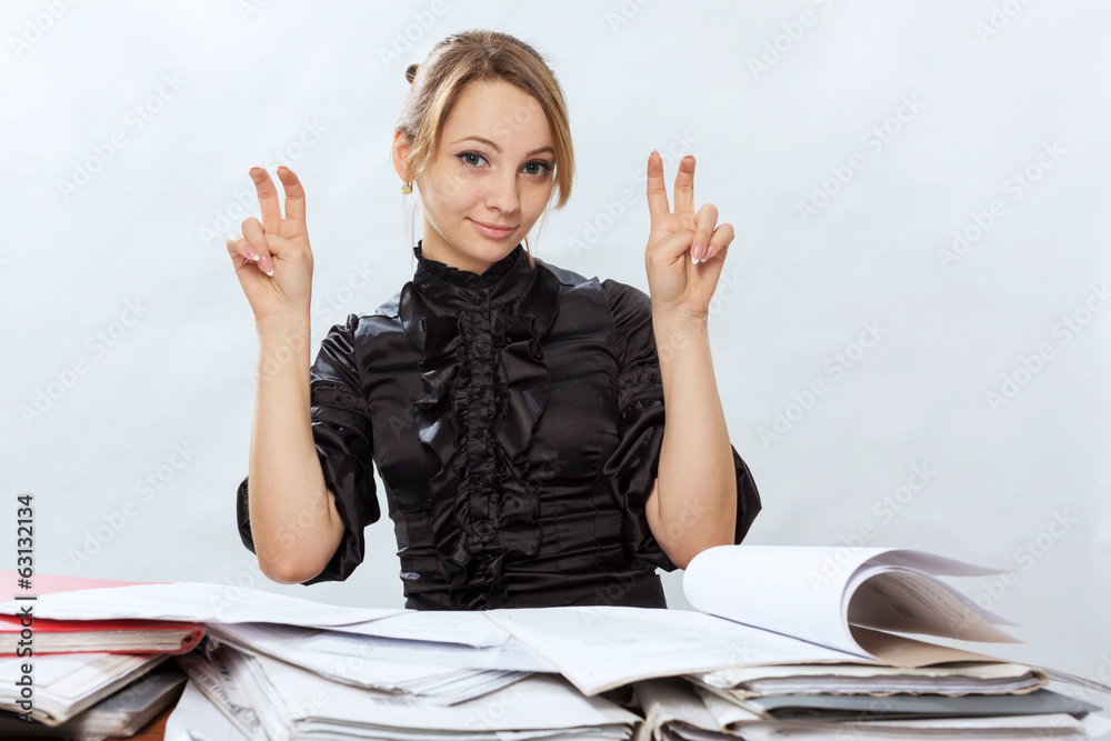 Young girl signs quotation marks by fingers Stock-Foto | Adobe Stock