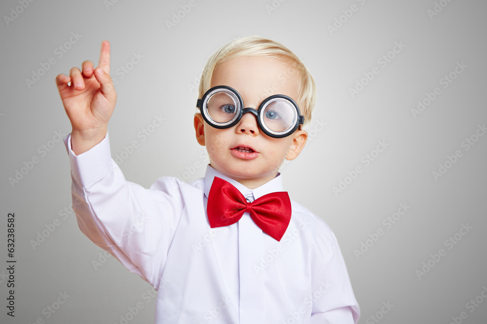 Kind mit Brille meldet sich in Vorschule Stock Photo | Adobe Stock