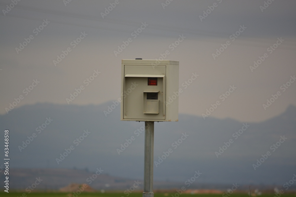 Radar de control de velocidad en una carretera Stock Photo | Adobe Stock