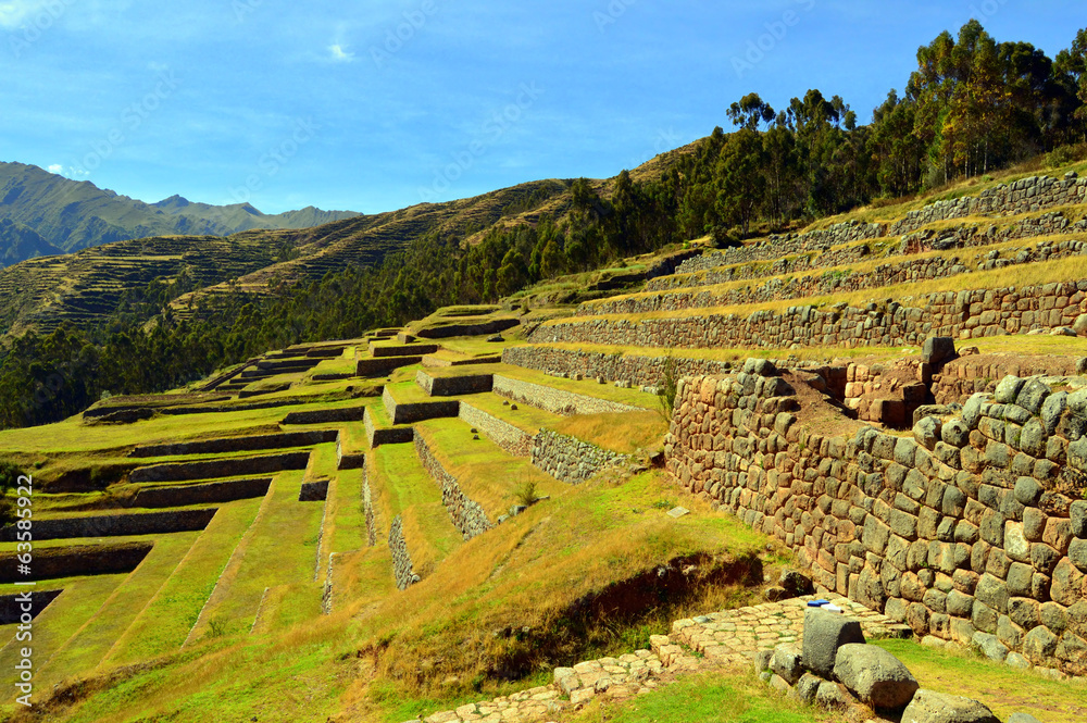 Chinchero. Andenes agrícolas y muro de un palacio inca Stock Photo ...