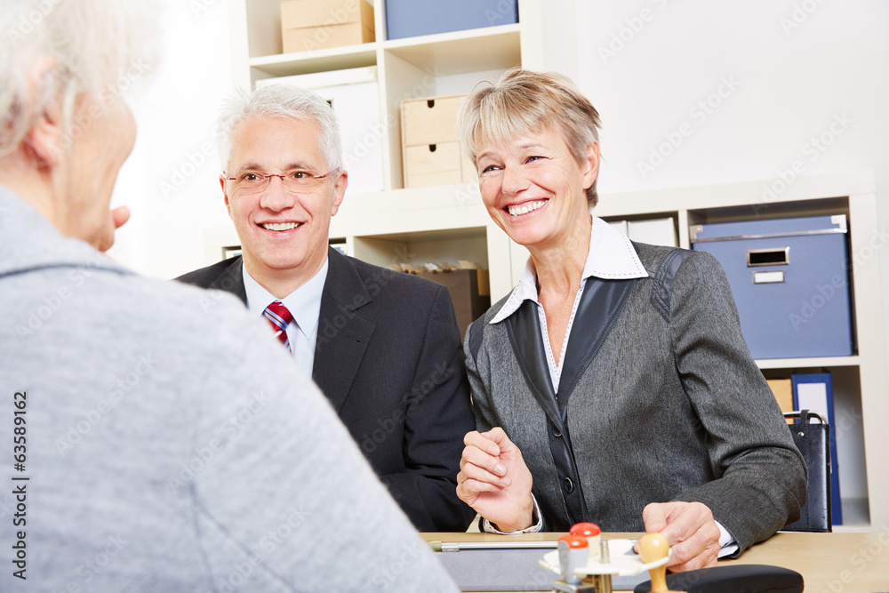 Geschäftsleute reden mit Frau über Finanzen Stock Photo | Adobe Stock