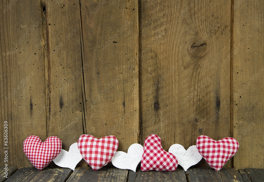 Holz Hintergrund mit rot weiß karierten Herzen Stock-Foto | Adobe Stock