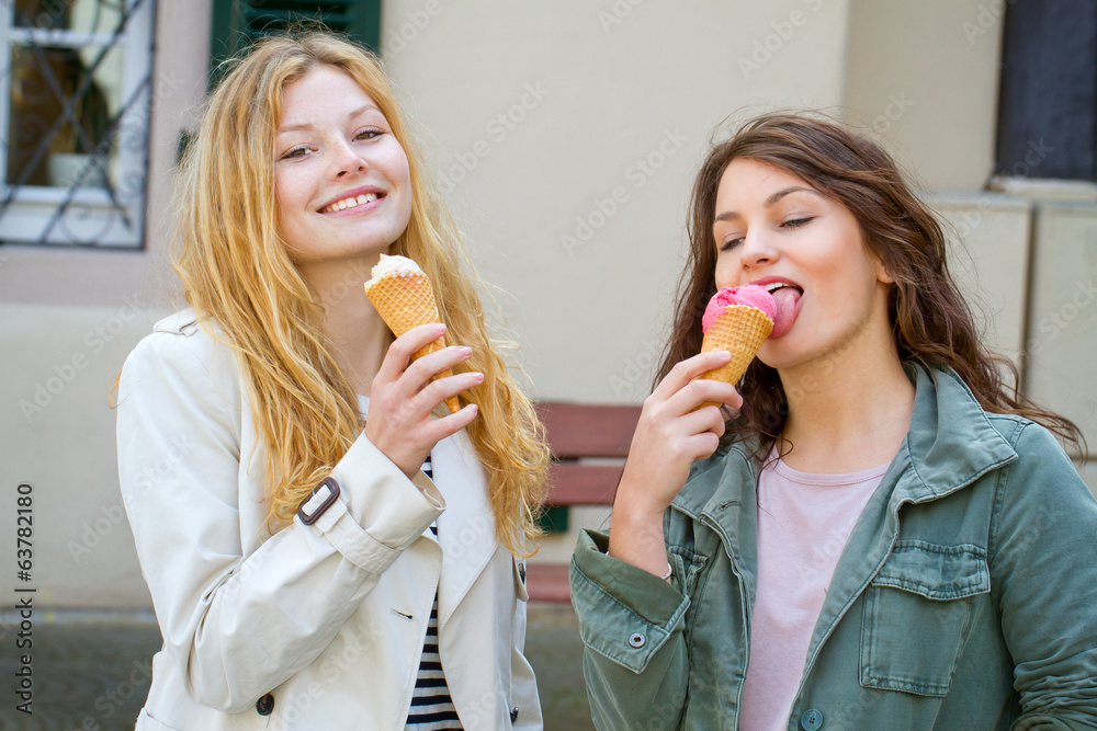Zwei Mädchen beim Eis essen Stock-Foto | Adobe Stock