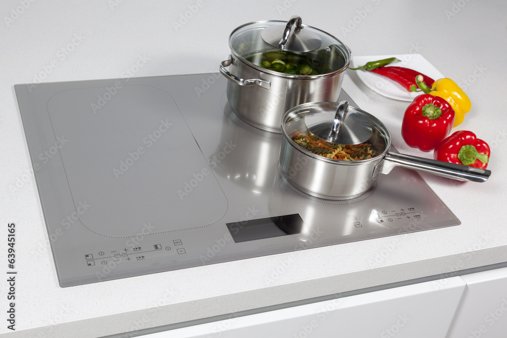 Grey glass induction hob in the kitchen foto de Stock | Adobe Stock