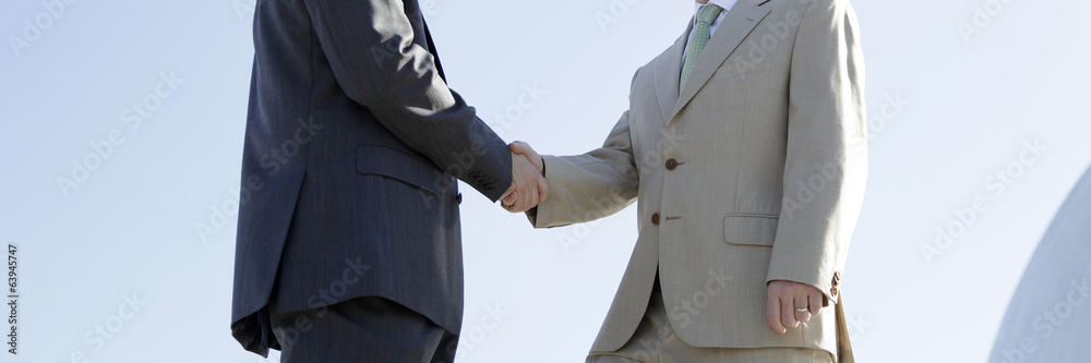 Manos de hombres de negocios cerrando trato Stock Photo | Adobe Stock