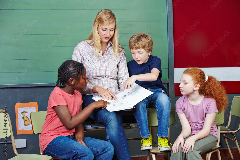 Lehrer im Unterricht mit Schulbuch Stock Photo | Adobe Stock