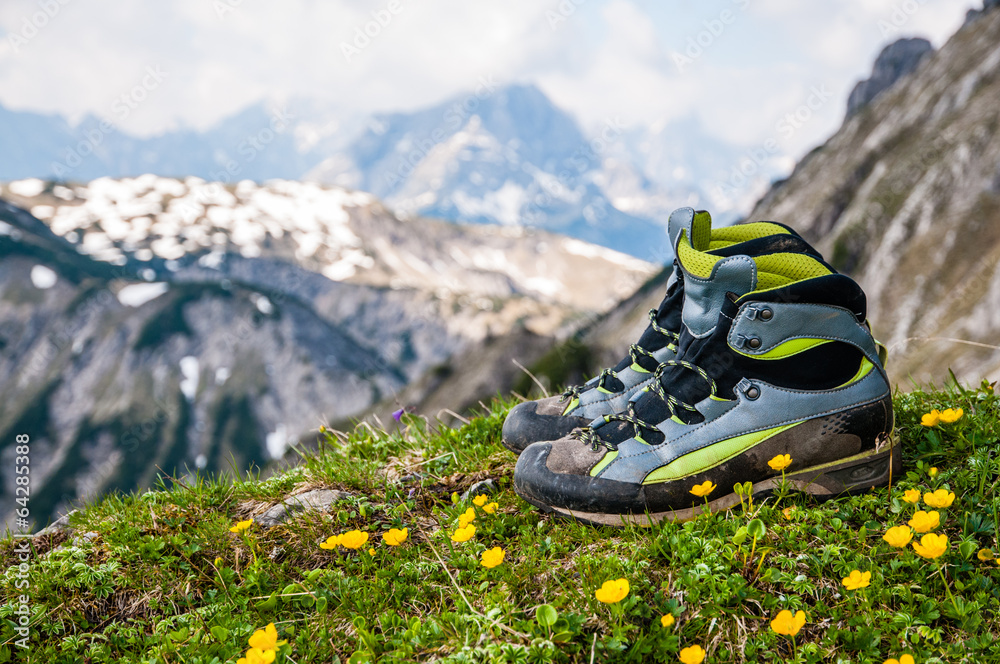 Wanderschuh in den Bergen Stock-Foto | Adobe Stock