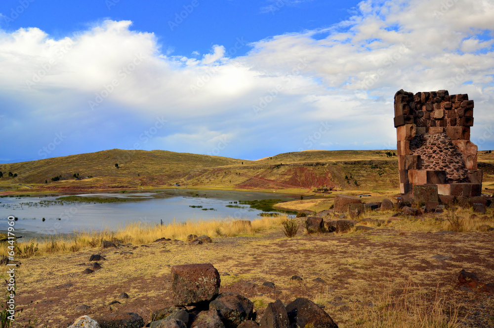 Foto de Chullpa del lagarto en la necrópolis de Sillustani.Perú do ...