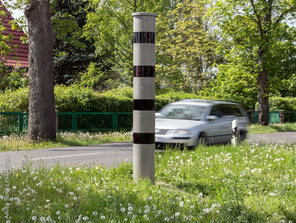 Blitzer und schnelles Auto an der Landstrasse Stock Photo | Adobe Stock