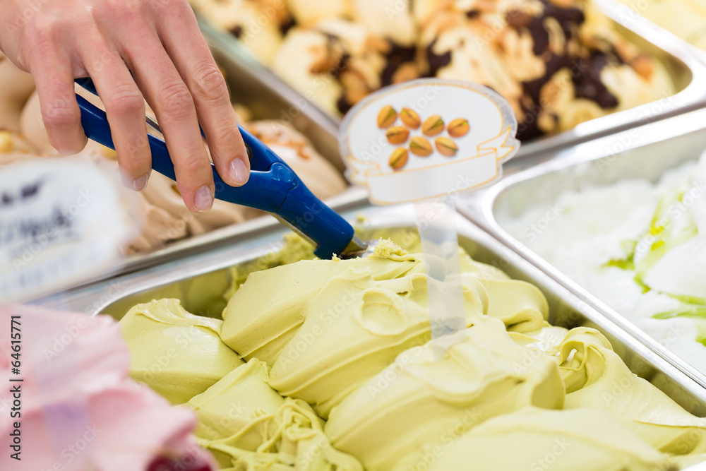 Foto de Eisladen oder Eisdiele mit vielen Sorten Eis do Stock | Adobe Stock