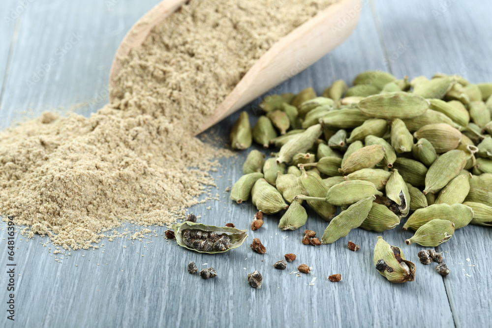 Foto Stock cardamomo polvere semi e frutto | Adobe Stock