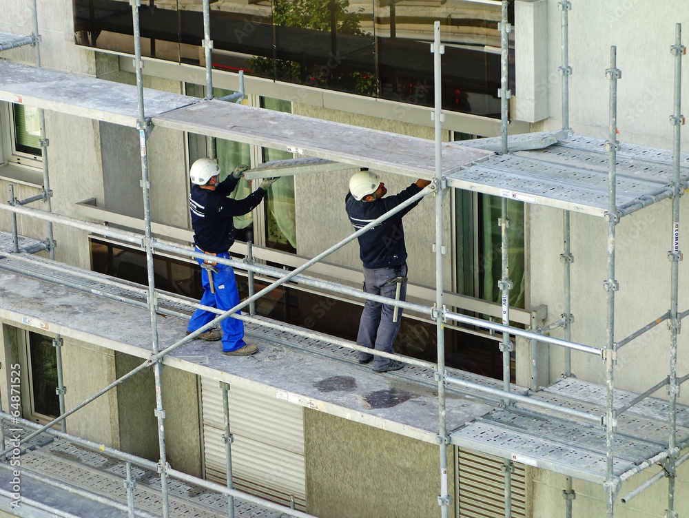 Echafaudeur au montage d'un échafaudage Stock Photo | Adobe Stock