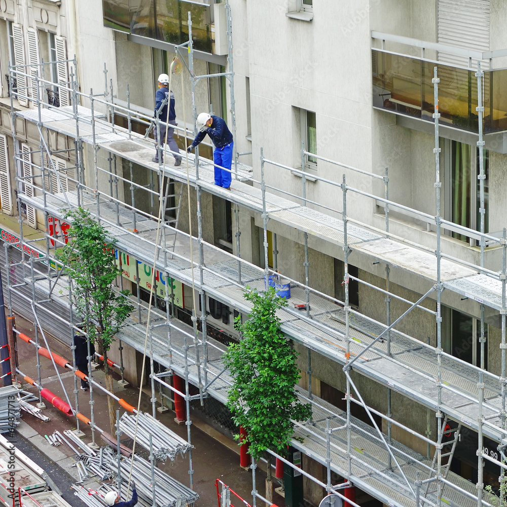 Echafaudeur au montage d'un échafaudage foto de Stock | Adobe Stock
